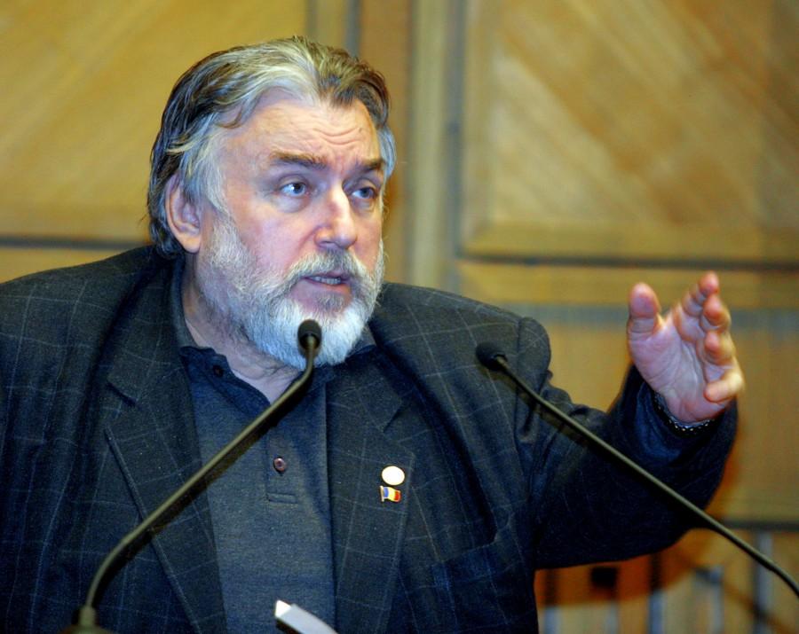 Adrian Paunescu este cel mai prolific poet roman in viata | Antena 1