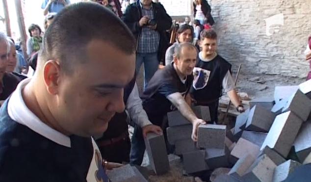 Maghiarii au pus in scena legenda Mesterului Manole, la Cetatea Devei ...