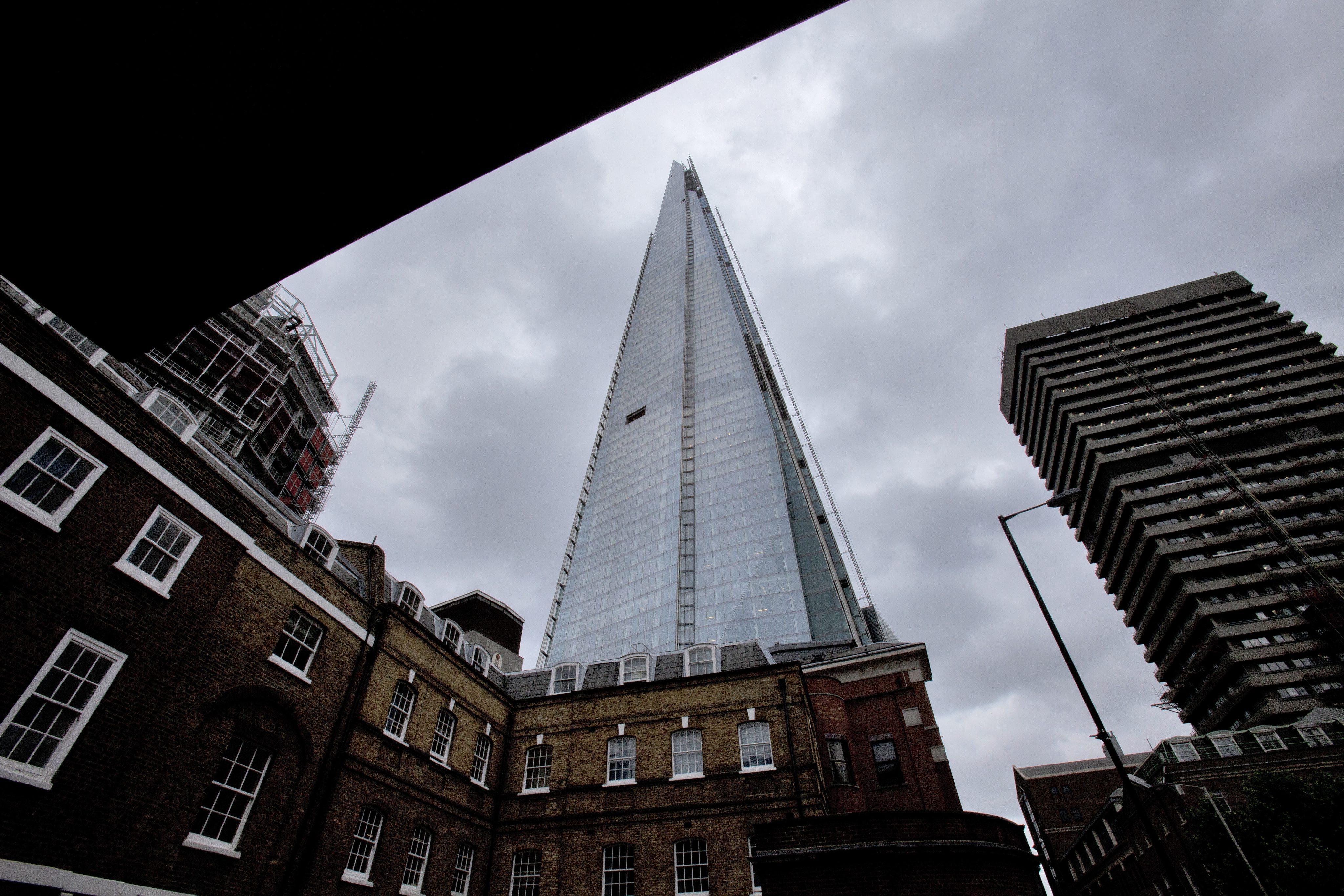 Cea mai inalta cladire din UE, ridicata la Londra de sute de romani ...