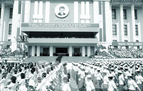 23 August 1989: Ultima parada a lui Nicolae Ceausescu, in fata "stafiei ...