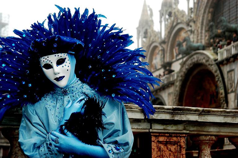 Masti romanesti si costume populare la Carnavalul de la Venetia! | Antena 1