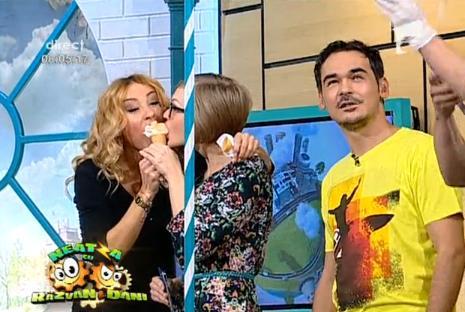 Uite-o, nu mai e! Un vanzator de inghetata turceasca a jonglat cu ...