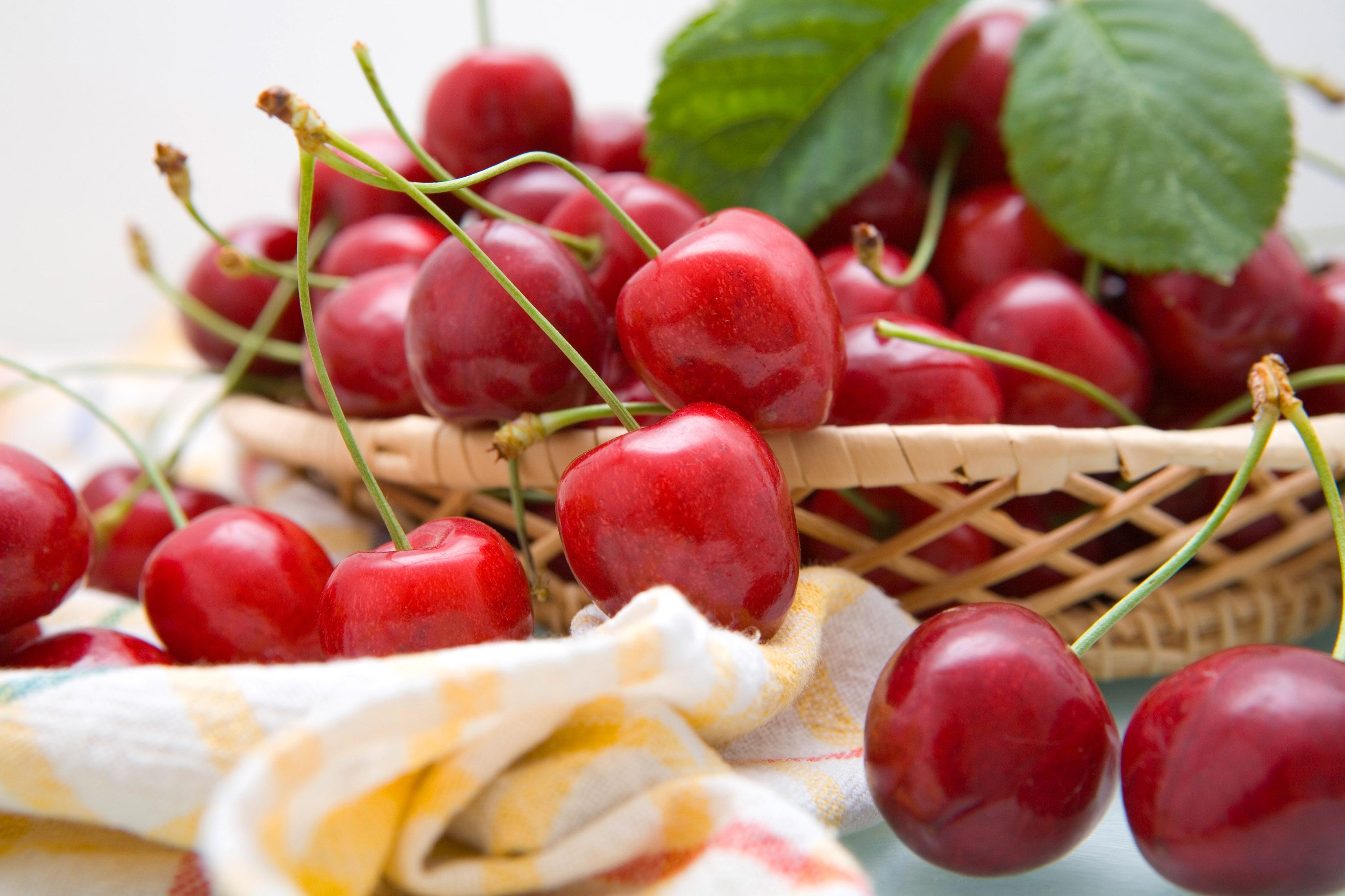 Neatza cu Razvan si Dani: Ciresele si capsunele - ideale in curele de ...