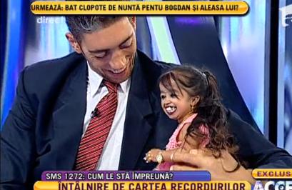 Intalnire de Cartea Recordurilor: Cel mai inalt om din lume si cea mai scunda femeie de pe ...