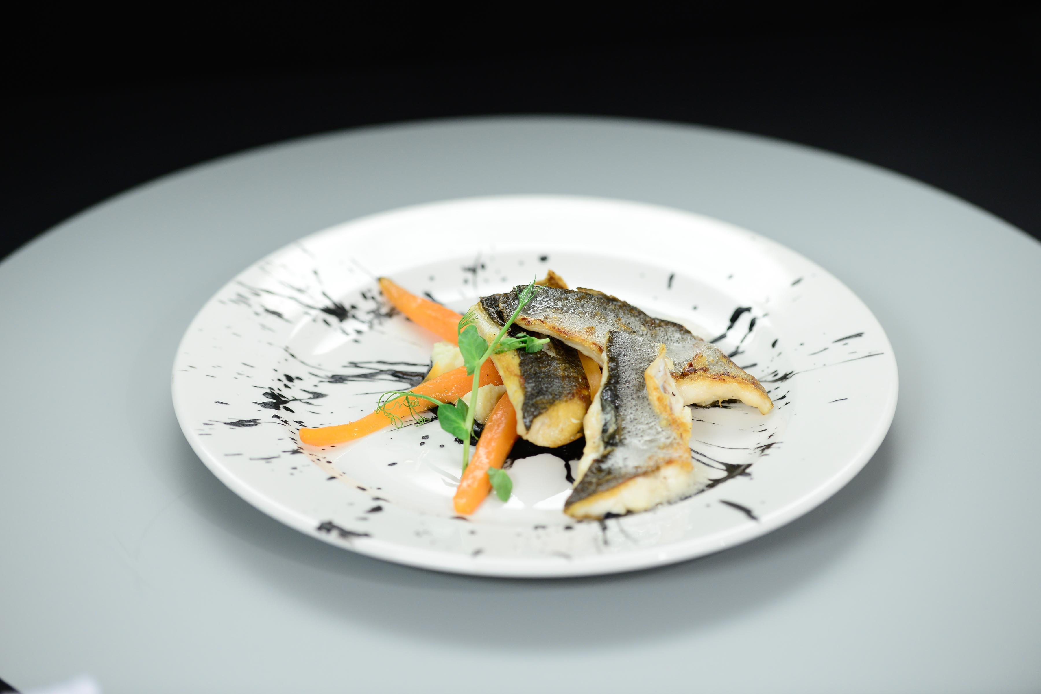 Lup de mare cu piure de țelină și sos nero di sepia | Antena 1