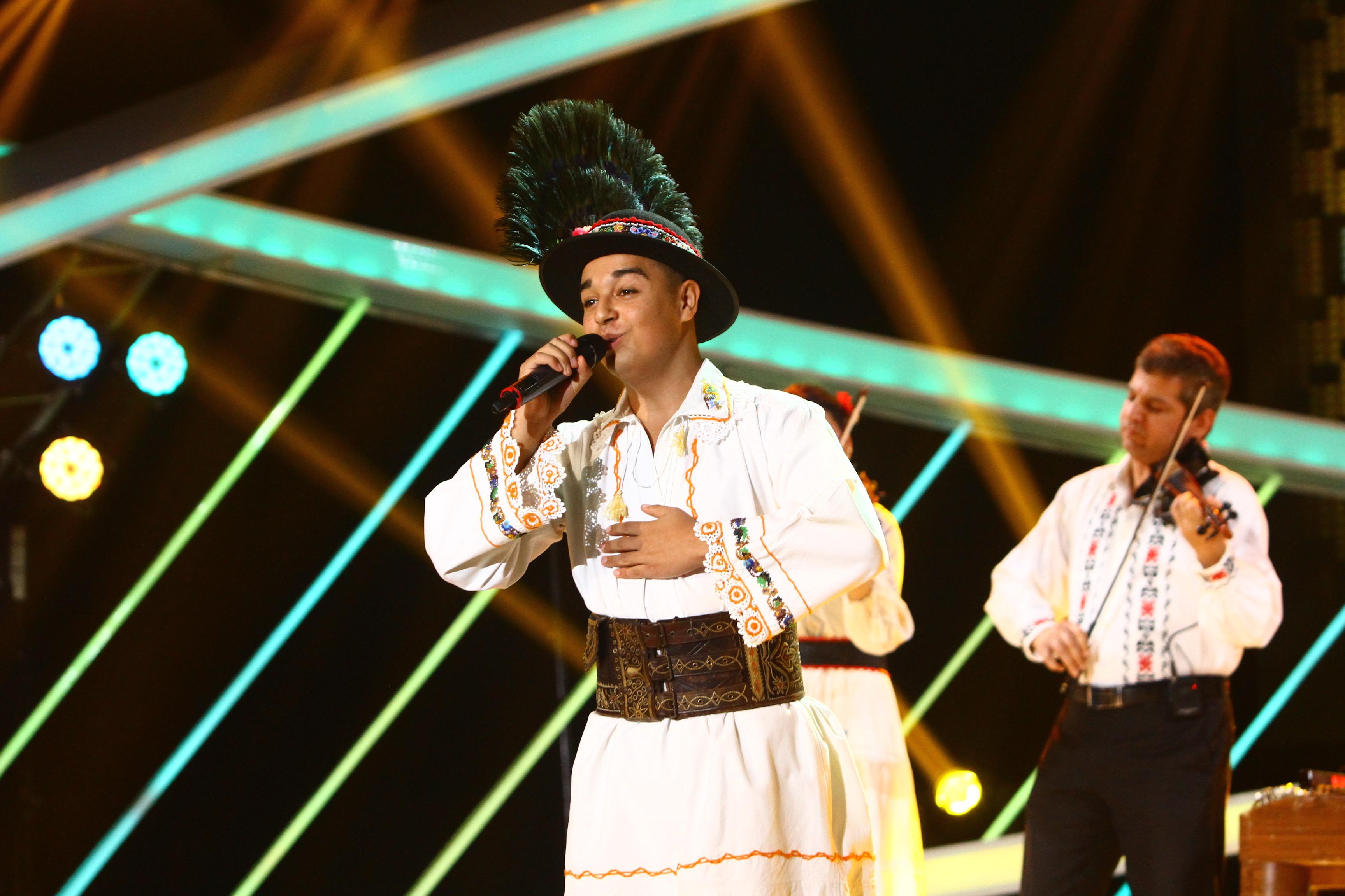 Continuă tradiția folclorului românesc și poartă cu mândrie portul ...