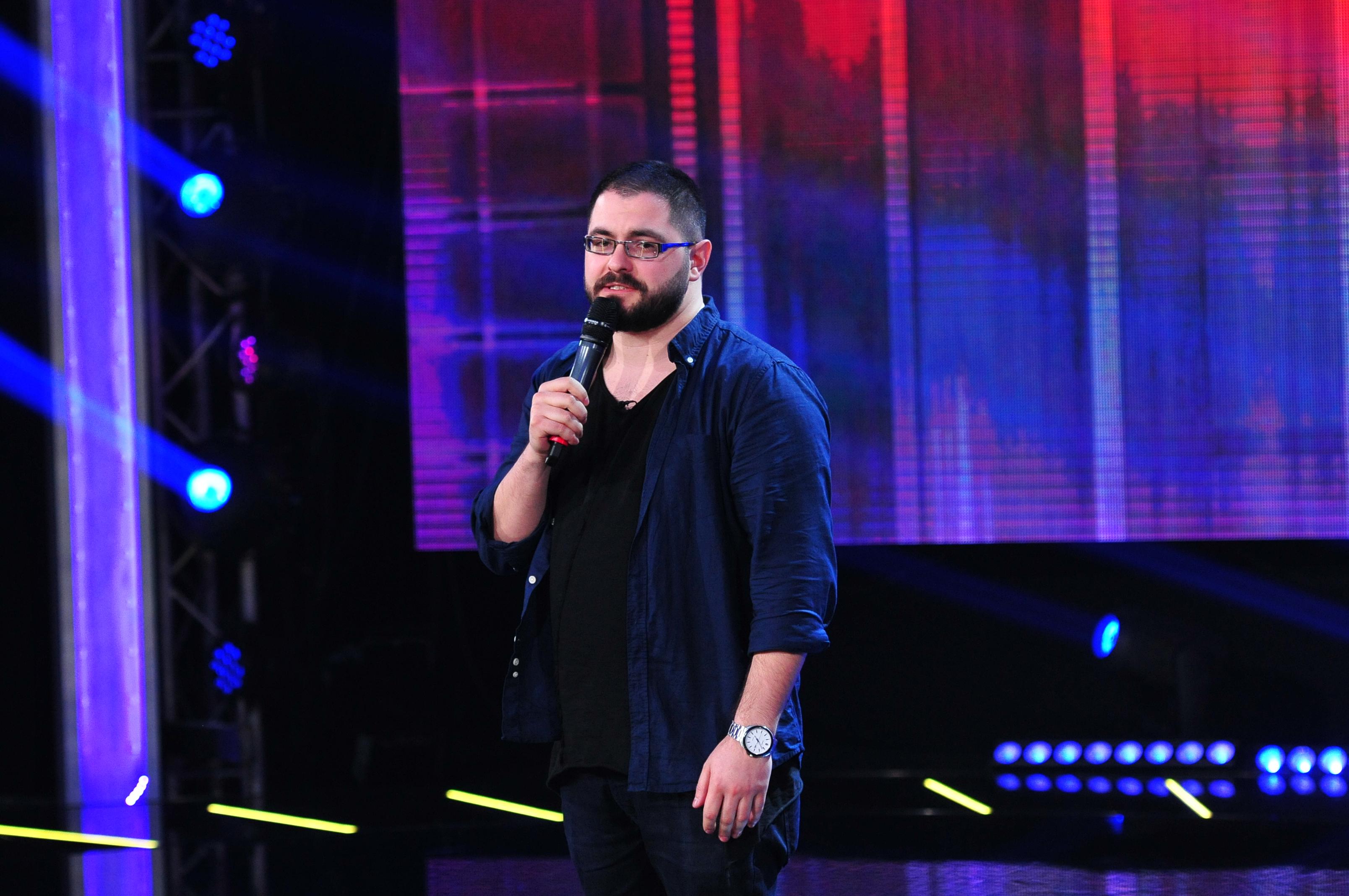 Drepți, băiatul face stand-up! Alex Șerban: gras, moldovean, ochelarist ...