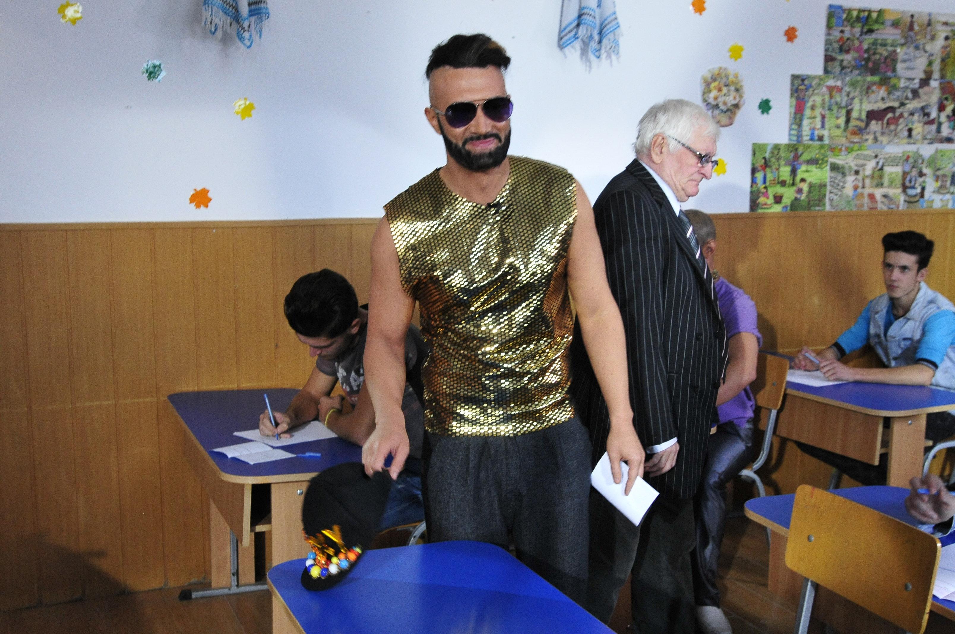 Roby Roberto face eforturi disperate pentru a lua bacalaureatul la „În ...