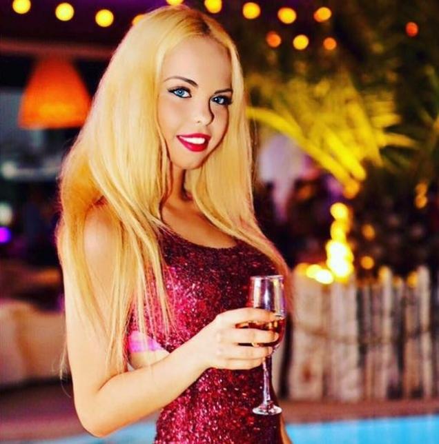 Barbie de România, detalii fierbinţi despre relaţia cu fotbalistul ...