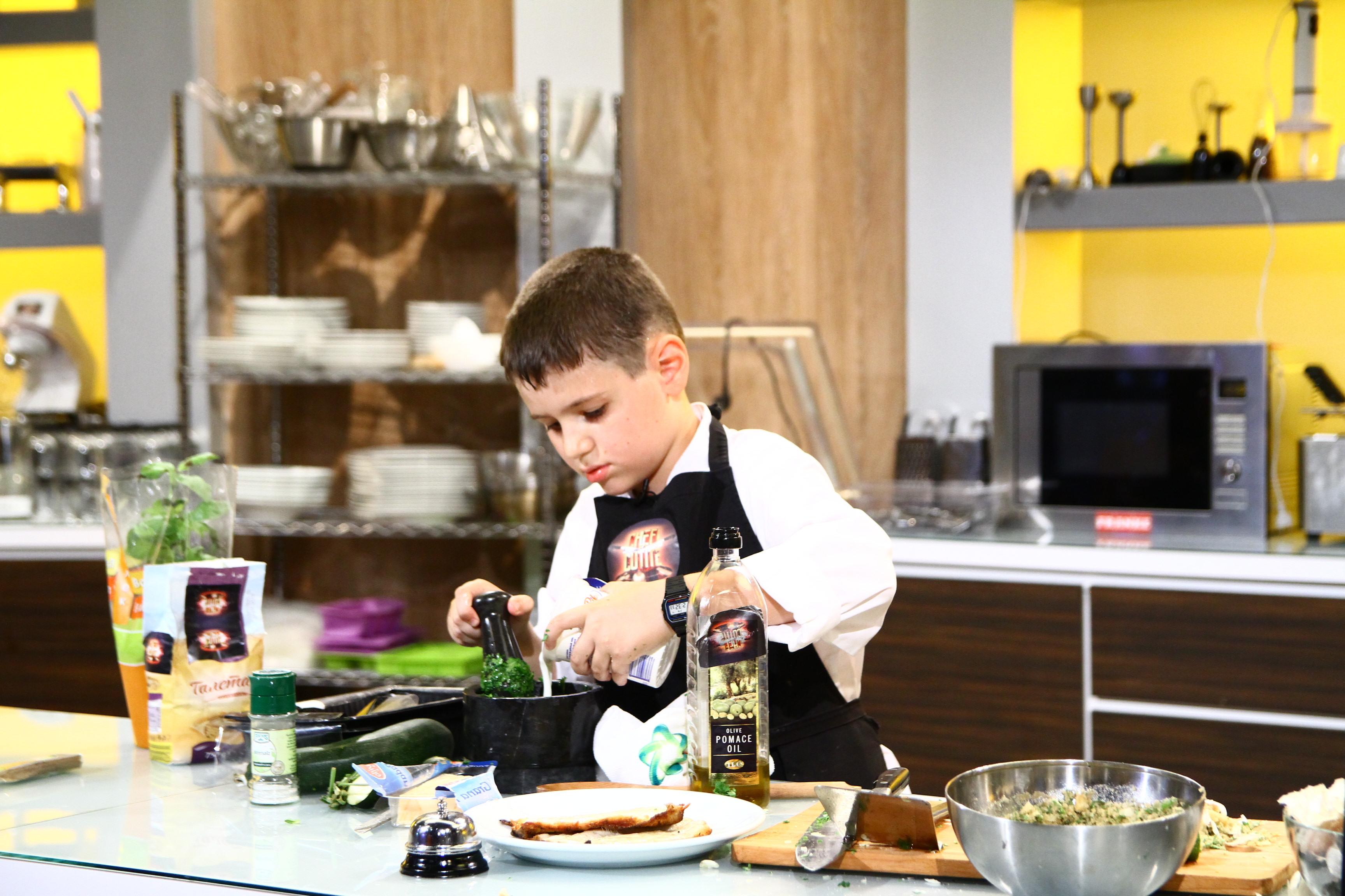 El e Alex, un copil de zece ani: ”La noi în sat e un magazin și am ...