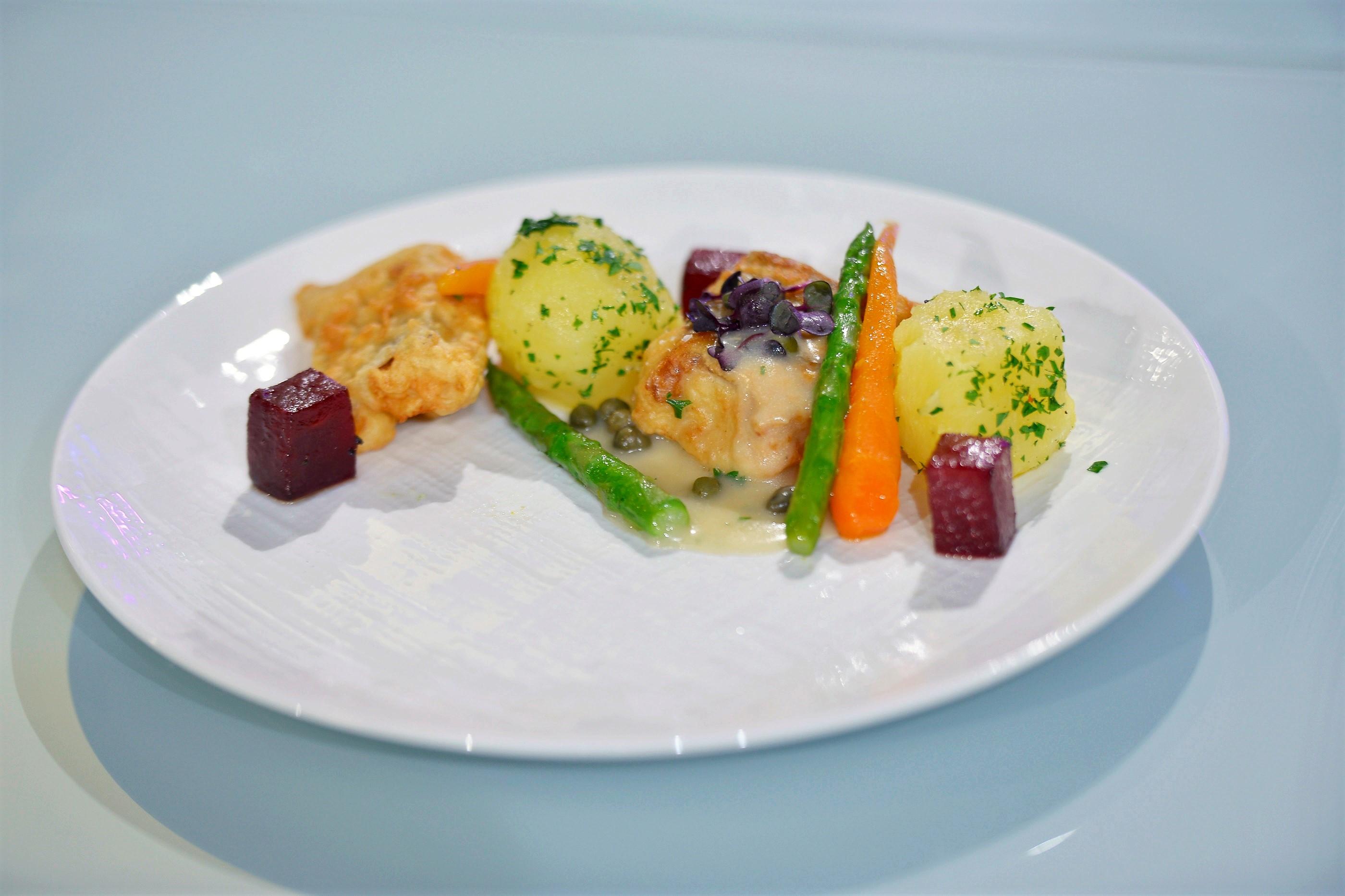 Cod negru pane, cu sos alb și cartofi natur. O combinație perfectă ...