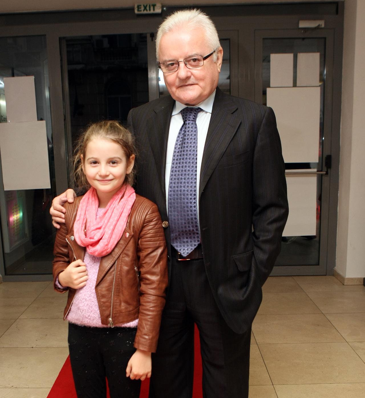 Irinuca are zece ani, dar nu are păpuși sau căsute de prințeșe! Irinel ...