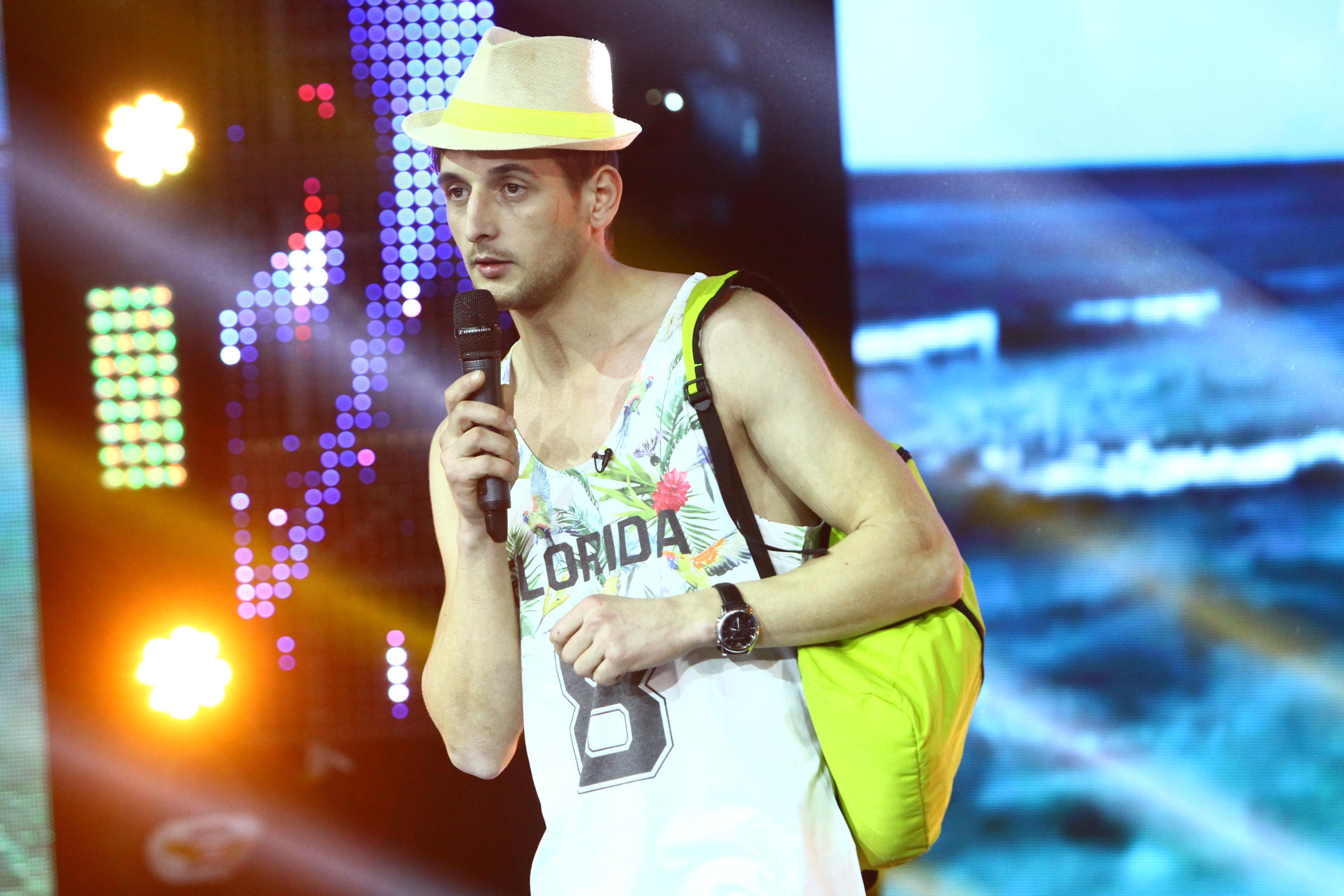 Daniel Enache, aka "Călătoriciul", a venit în șlapi, pălărie și rucsac ...