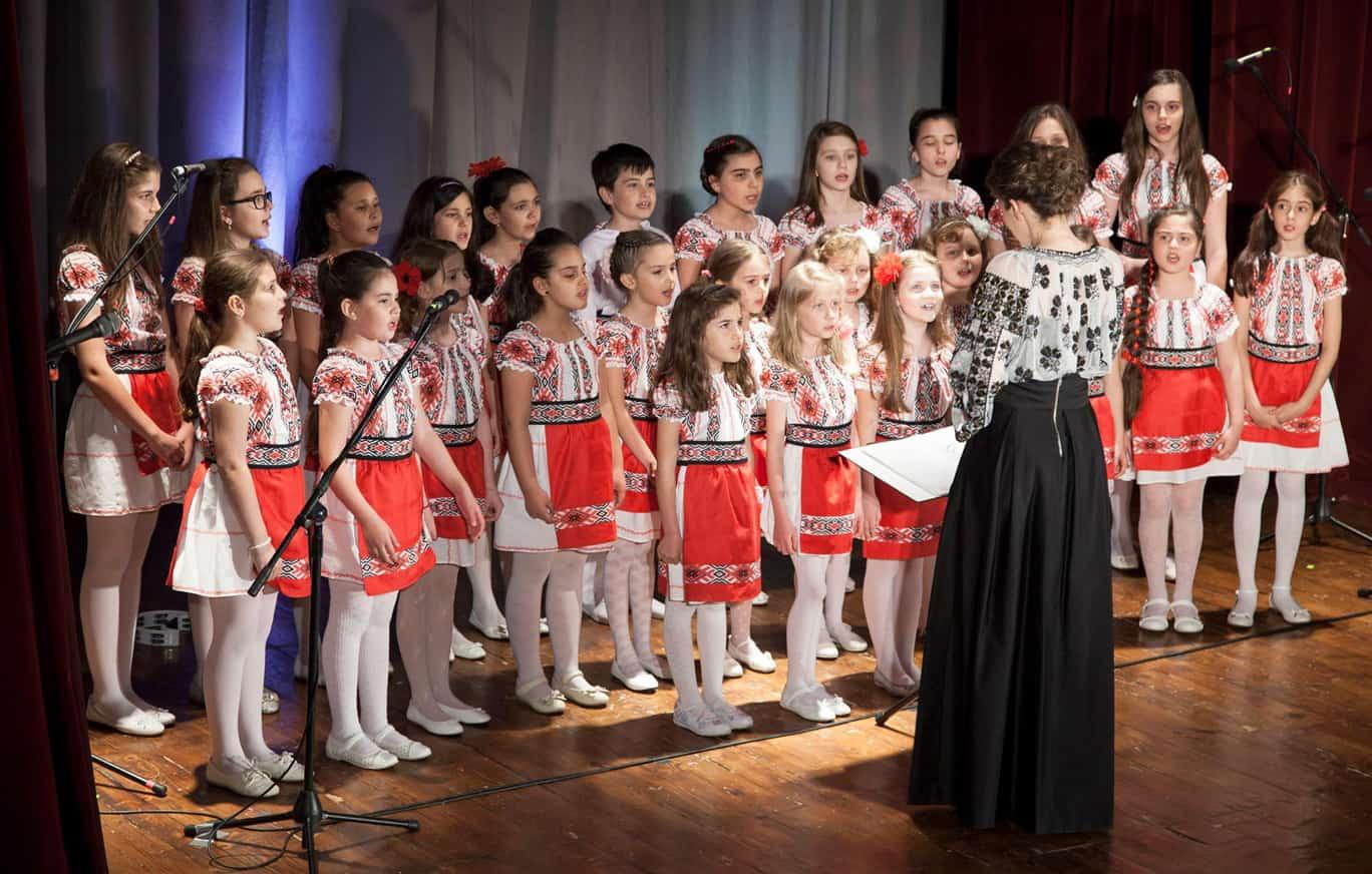 Top 8 cele mai frumoase colinde interpretate de corurile de copii din ...