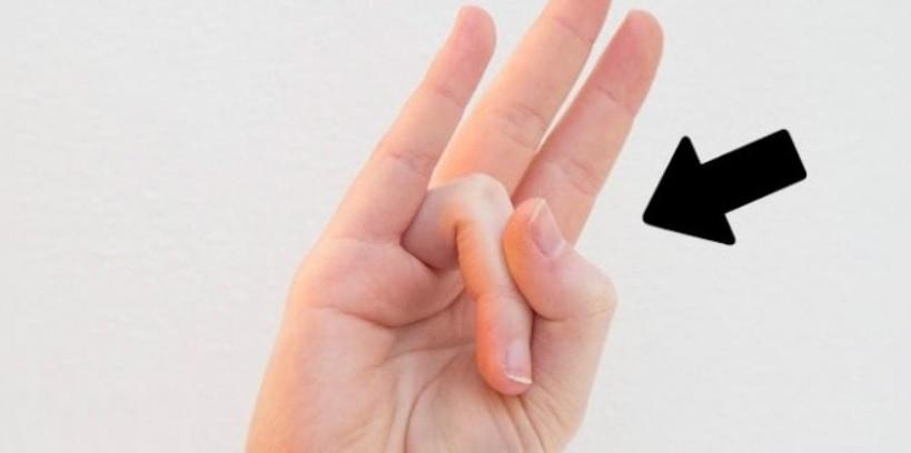Unește degetul inelar cu degetul mare și așteaptă câteva secunde ...