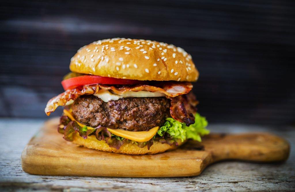 Cel mai bun burger îl faci acasă, cu rețeta asta! Se face imediat ...