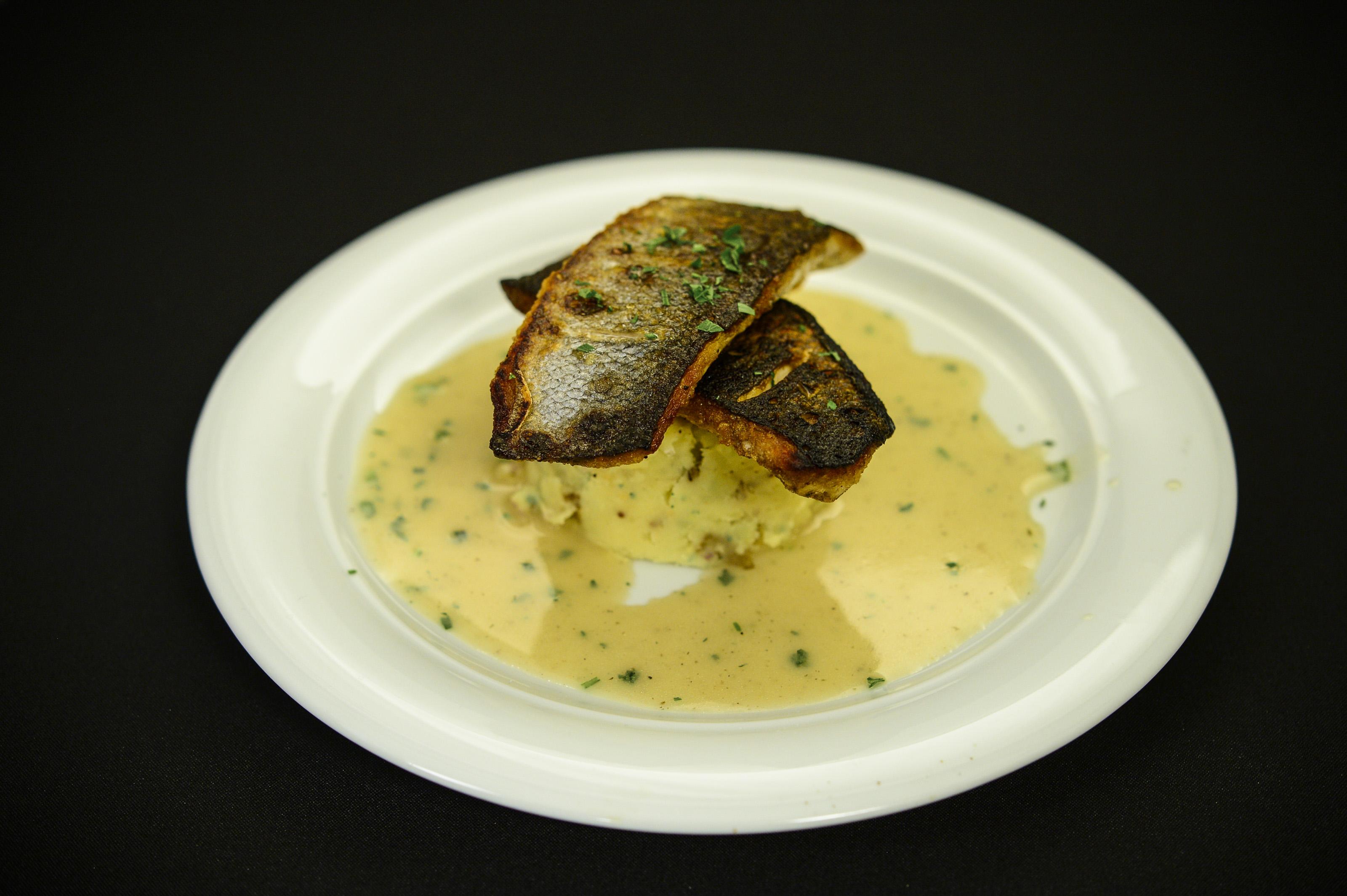 Rețetă de File de biban de mare cu cartofi noi și sos veloute | Antena 1