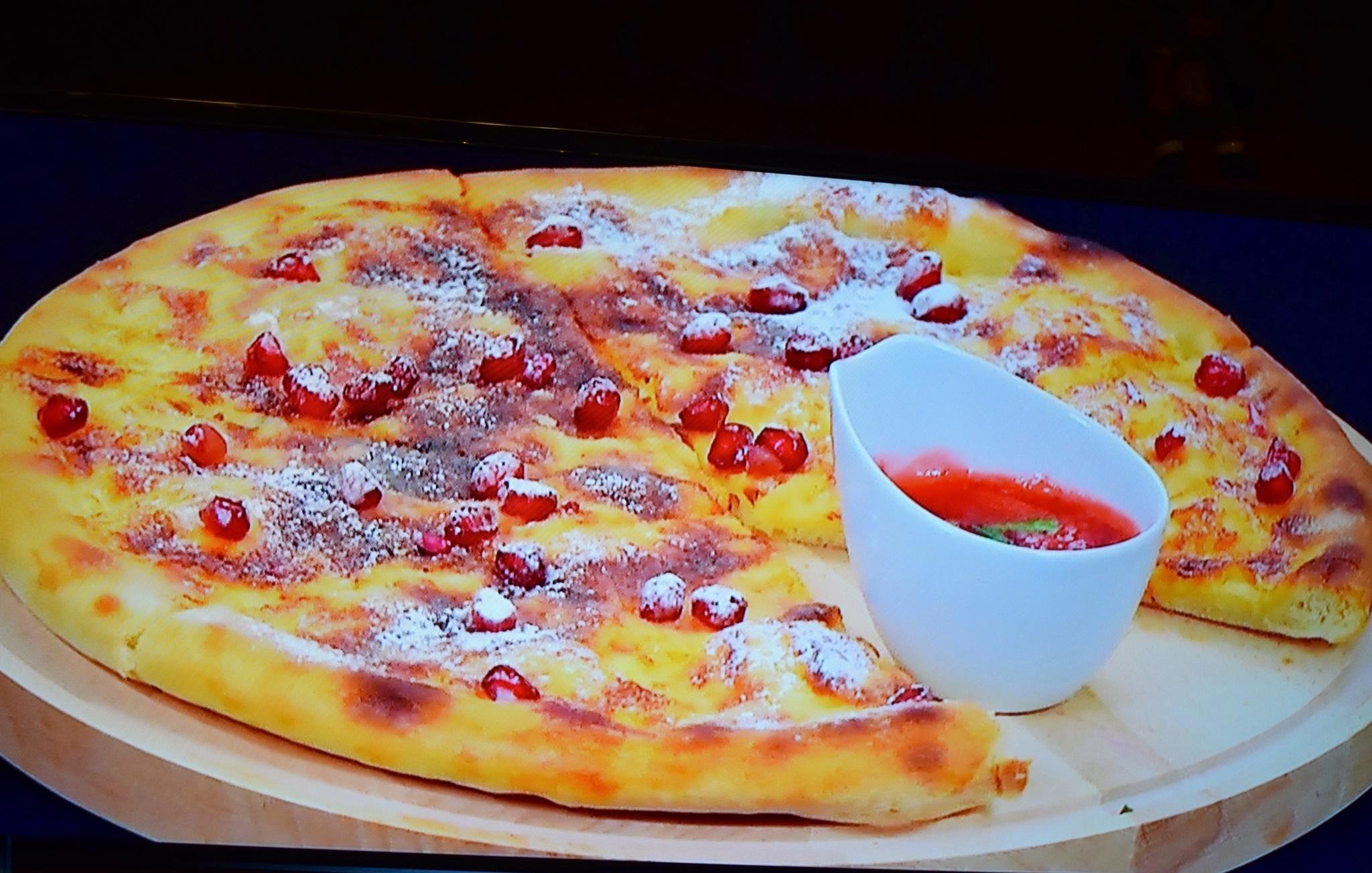 Desertul pizzarului, adică o delicioasă pizza desert cu rodie! Nu te-ai ...