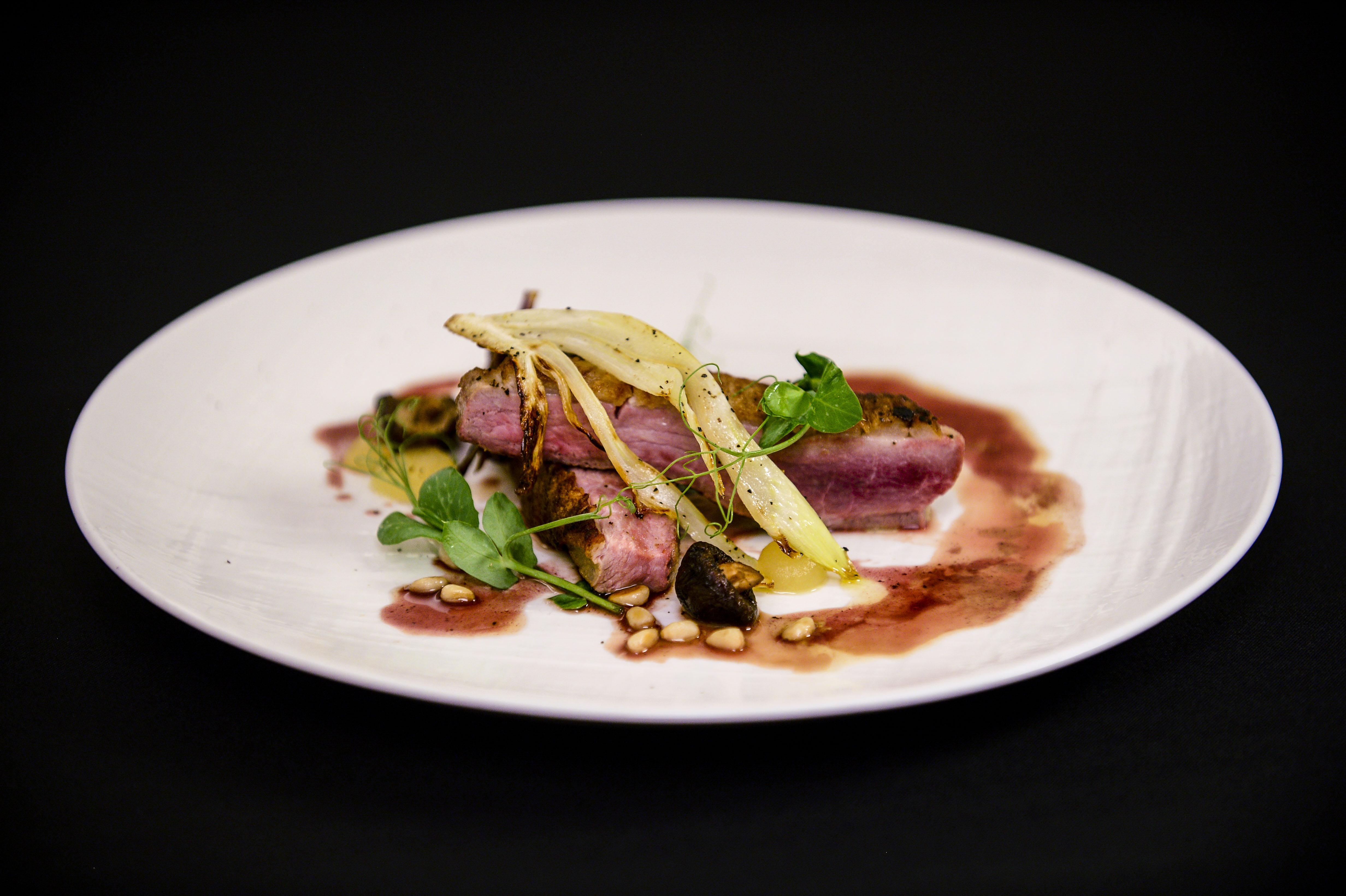 Piept de rață cu piure de gutui și sos de vin cu ceapă caramelizată ...