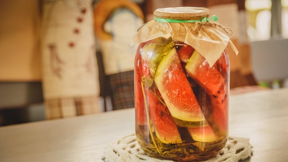 Reteta de pepene murat pentru iarna. Cum pui la murat pepenele rosu ...