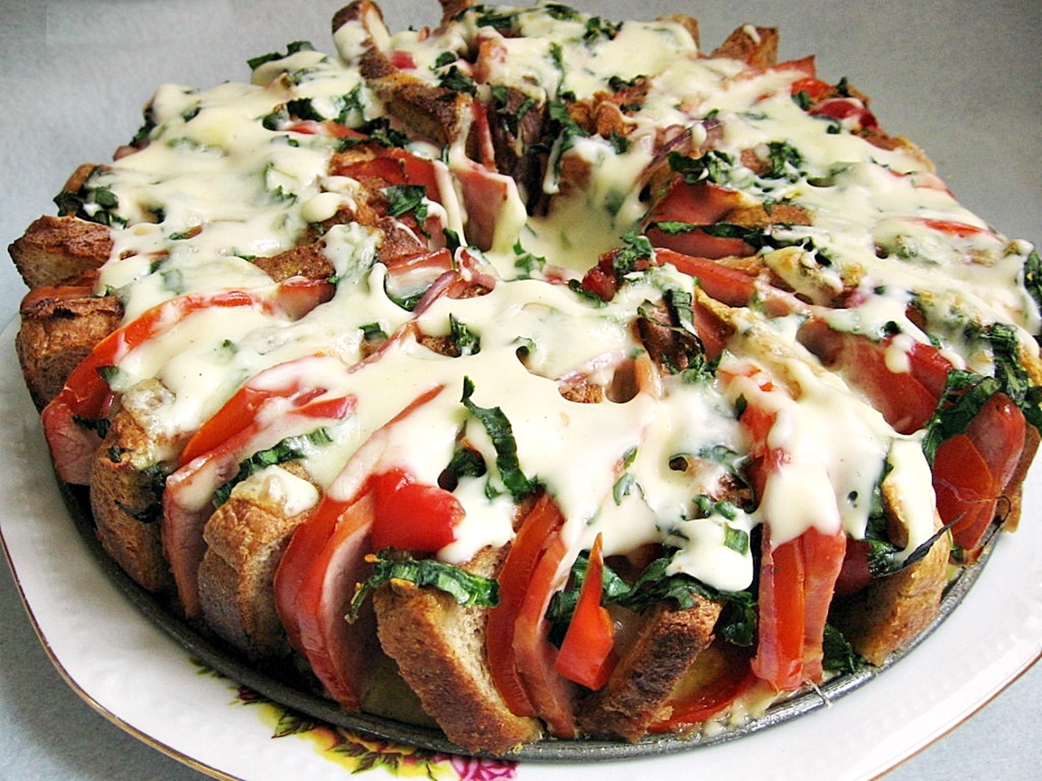 Coroniță din felii de pâine toast cu preparate din carne și legume ...