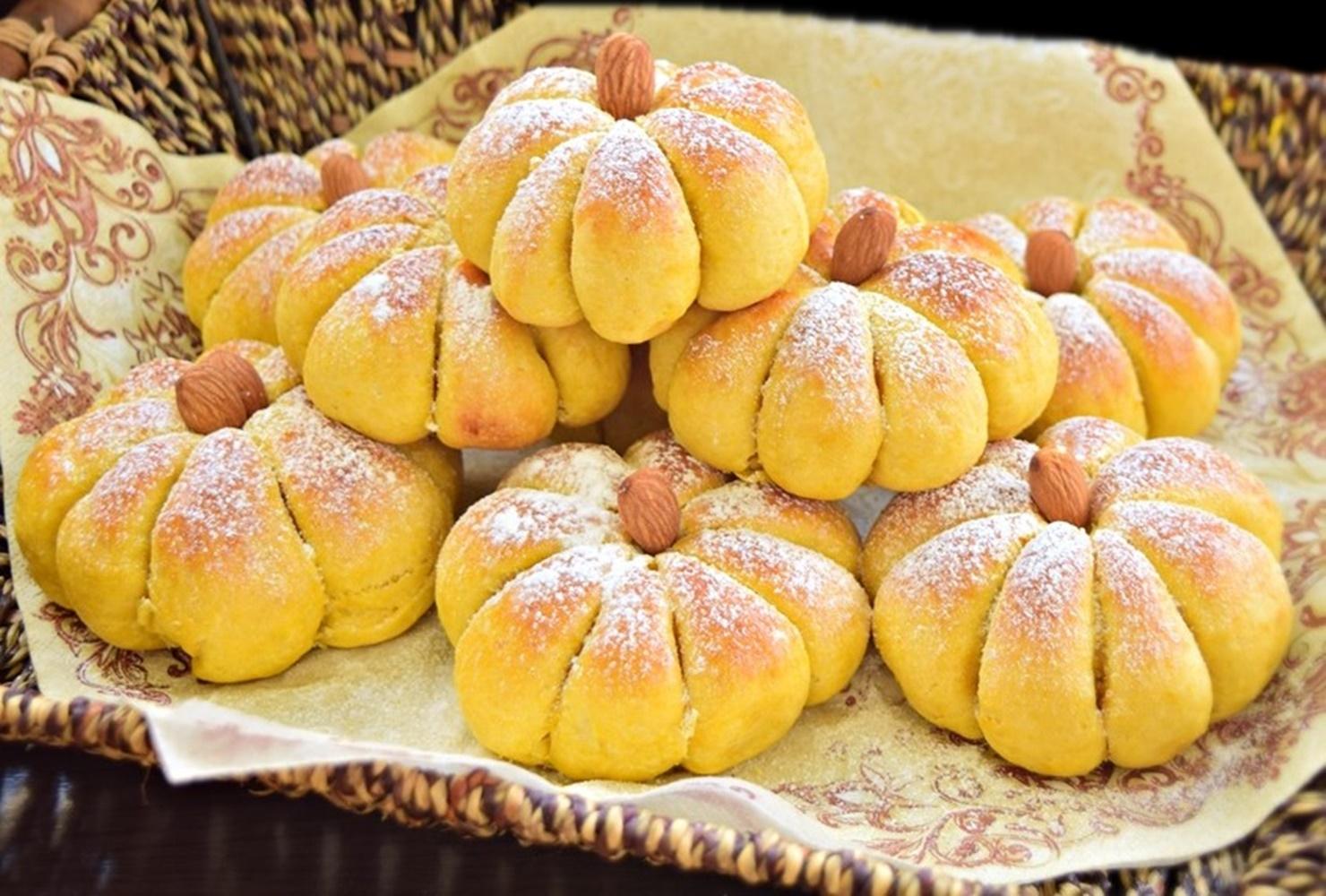 Rețete de Halloween. Dovleci din aluat cu dovleac plăcintar caramelizat ...
