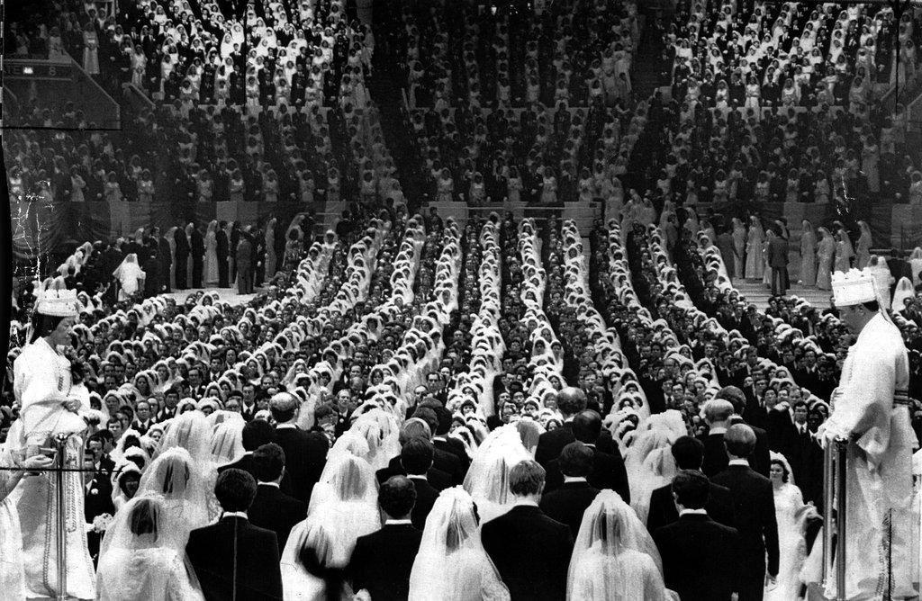 Secta in care trei mii de cupluri din 62 de tari s-au casatorit in ...