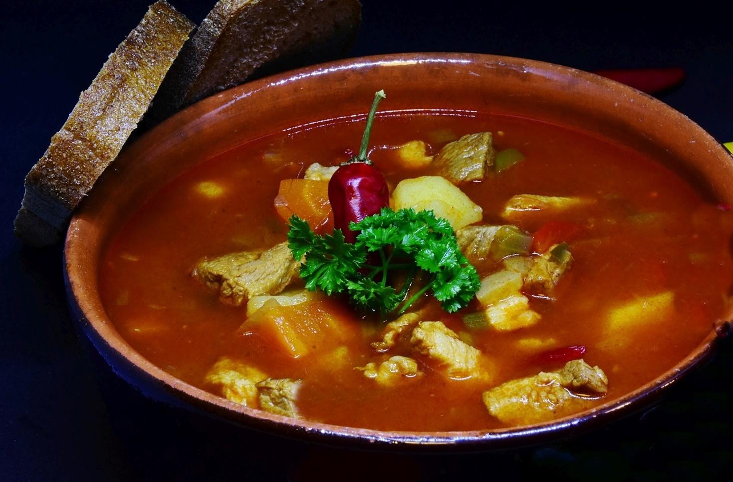 Pentru că ne place Rețeta de Gulaș unguresc, să ne delectăm și cu o ...