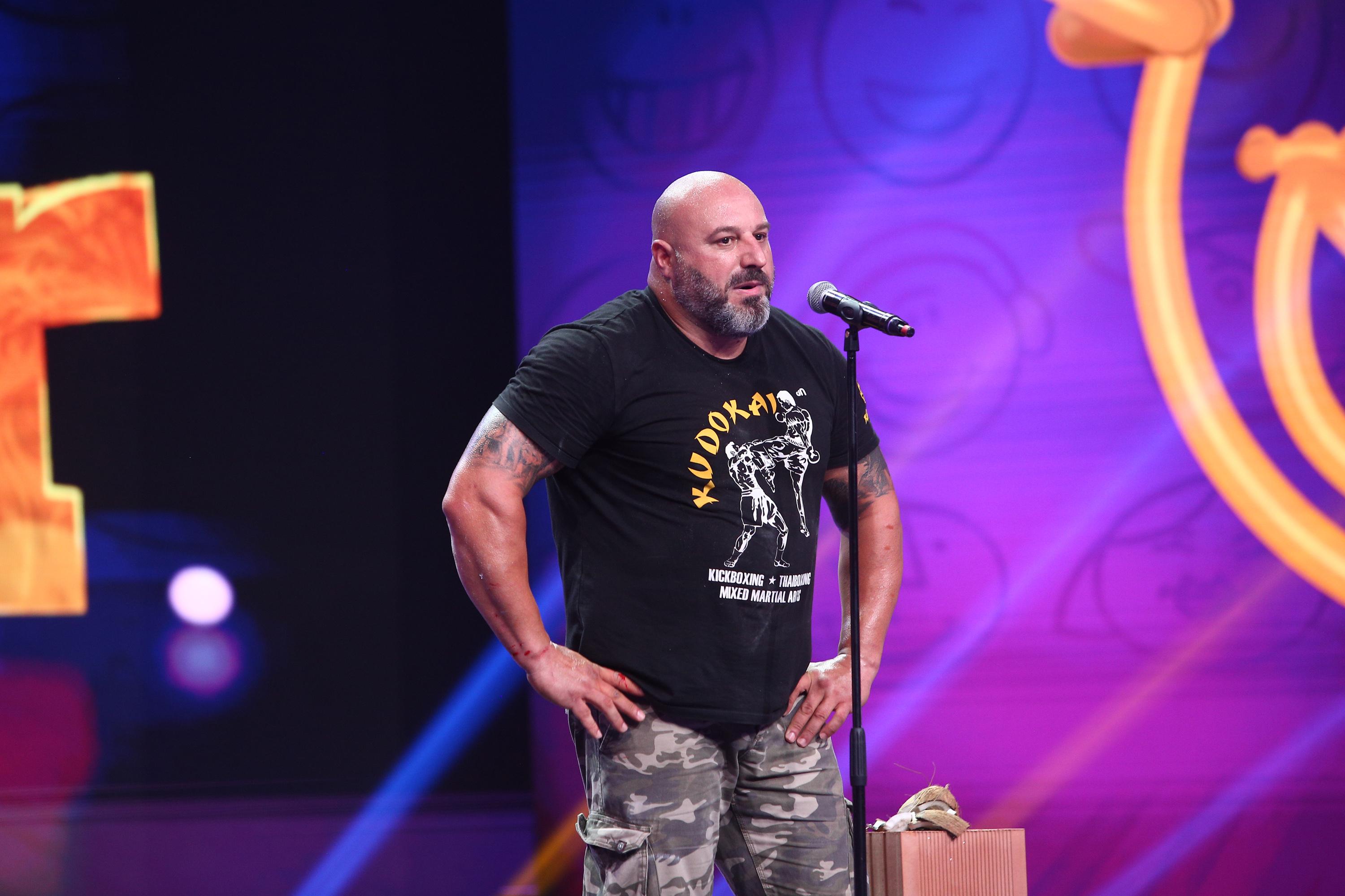 Adrian Mihai, forță și concentrare pe scena iUmor. Juraților nu le-a venit să creadă | Antena 1
