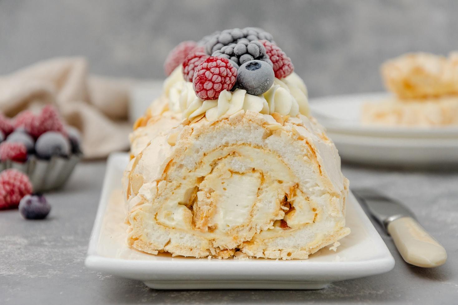 Ruladă Pavlova. Rețetă de desert fin și rafinat, perfect pentru ...