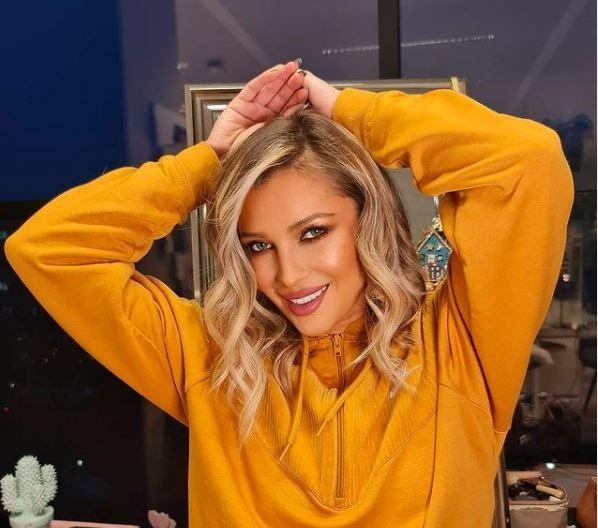 Lora, pictorial incendiar pe rețelele de socializare. Vedeta s-a lăsat ...