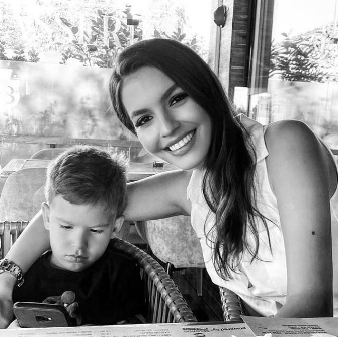 Sandra Mutu, într-o rochie neagră răvășitoare. Cum s-a fotografiat ...