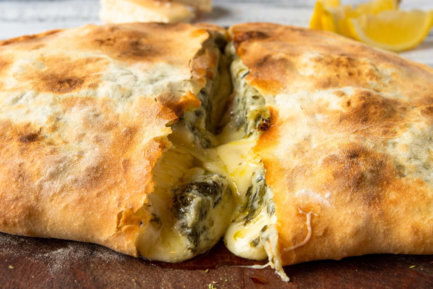 Rețetă de pizza calzone cu spanac și brânzeturi și blat de pizza by ...