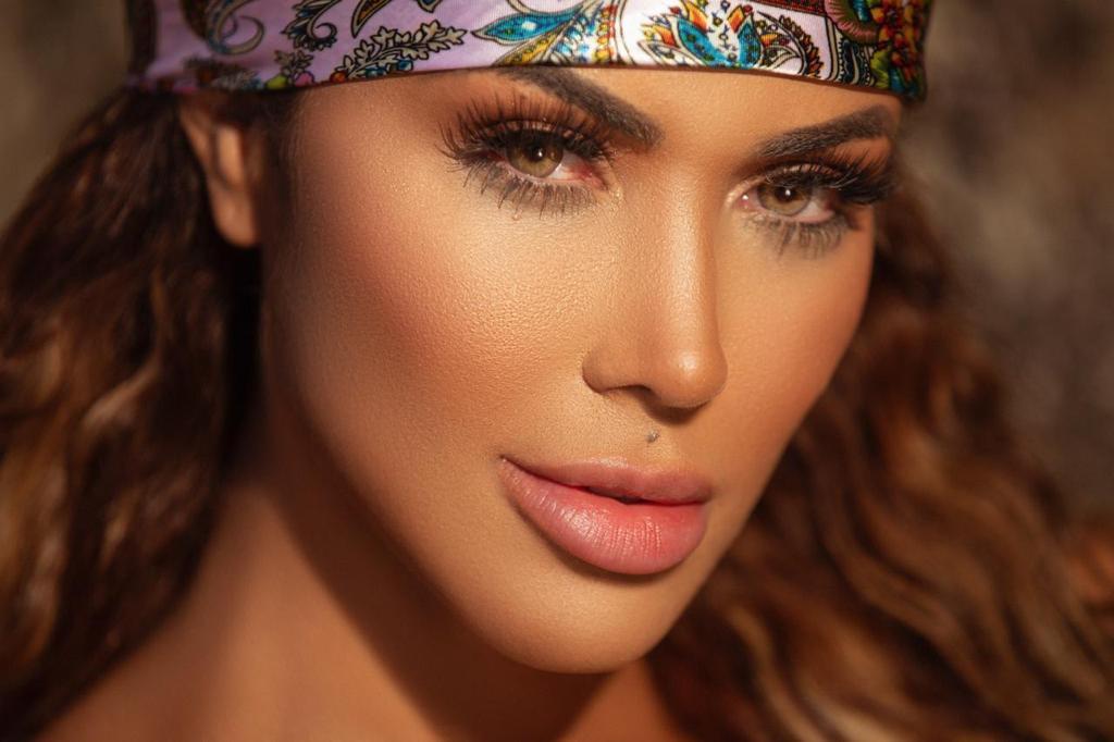 Cris Galera, modelul care s-a căsătorit cu ea însăși, își cere divorțul ...