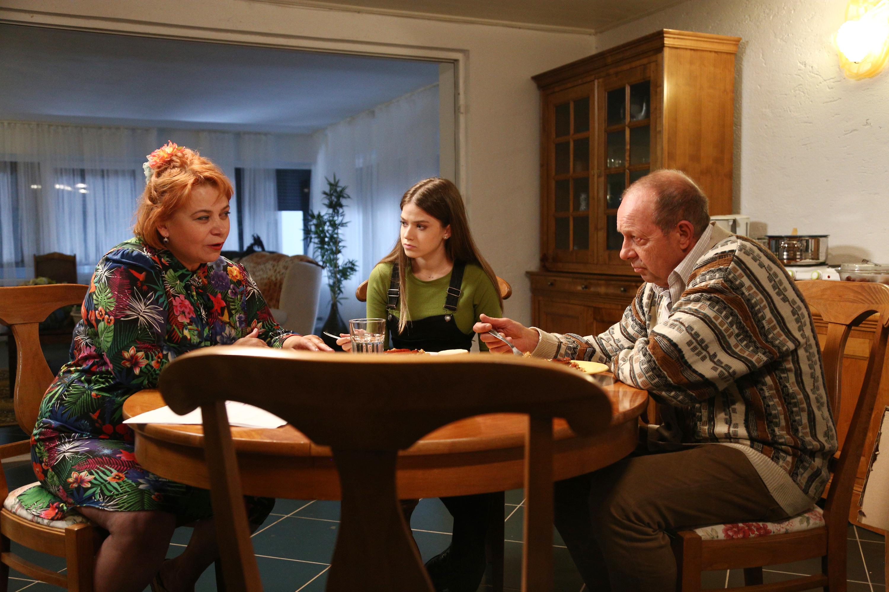 Serial Adela, episodul 9 si episodul 10, din 11 februarie 2021. Familia ...