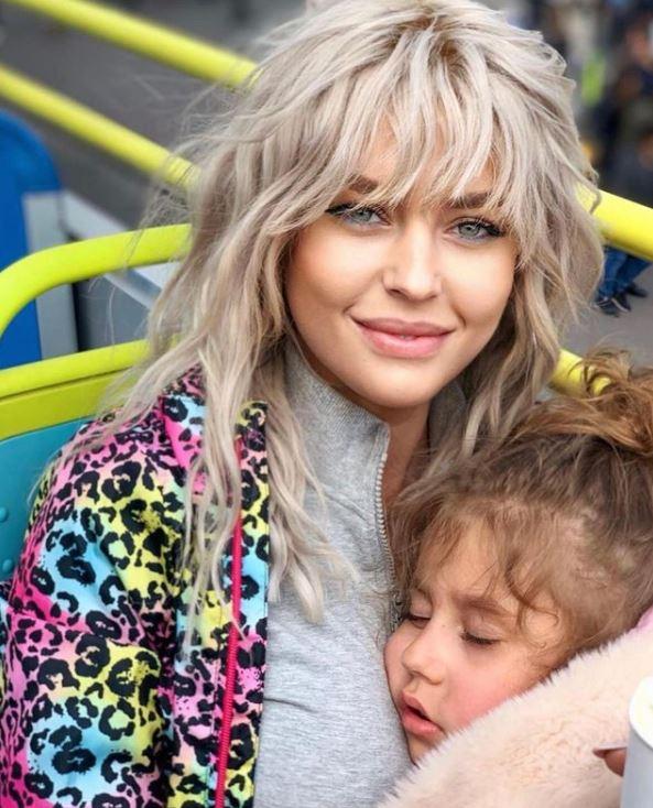 Misha, soția lui Connect-R, surprinsă în ipostaze provocatoare, cu ...