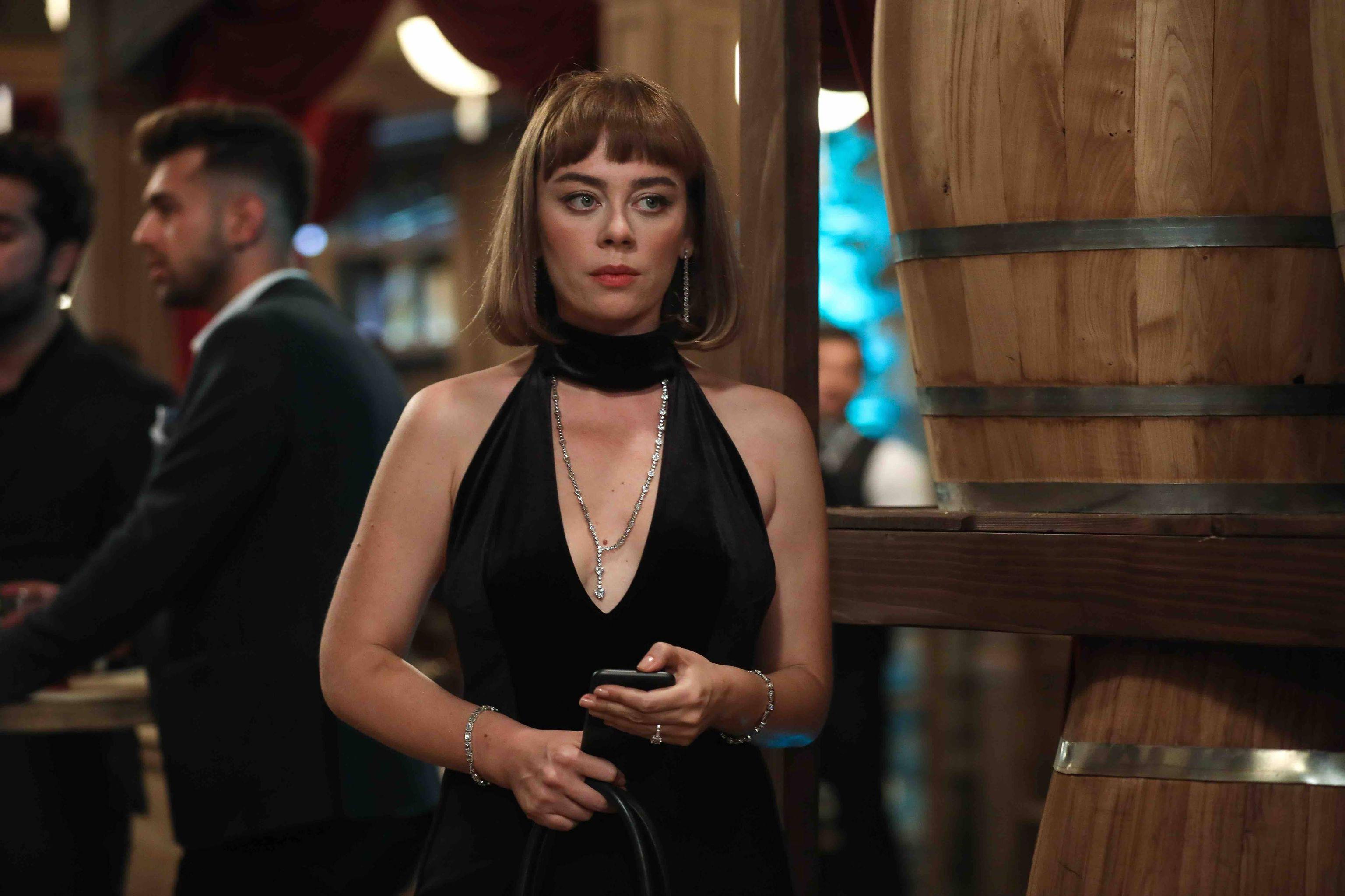 Cine este Demet Evgar, actrița care o joacă pe Cemre Kayabeyli, în ...