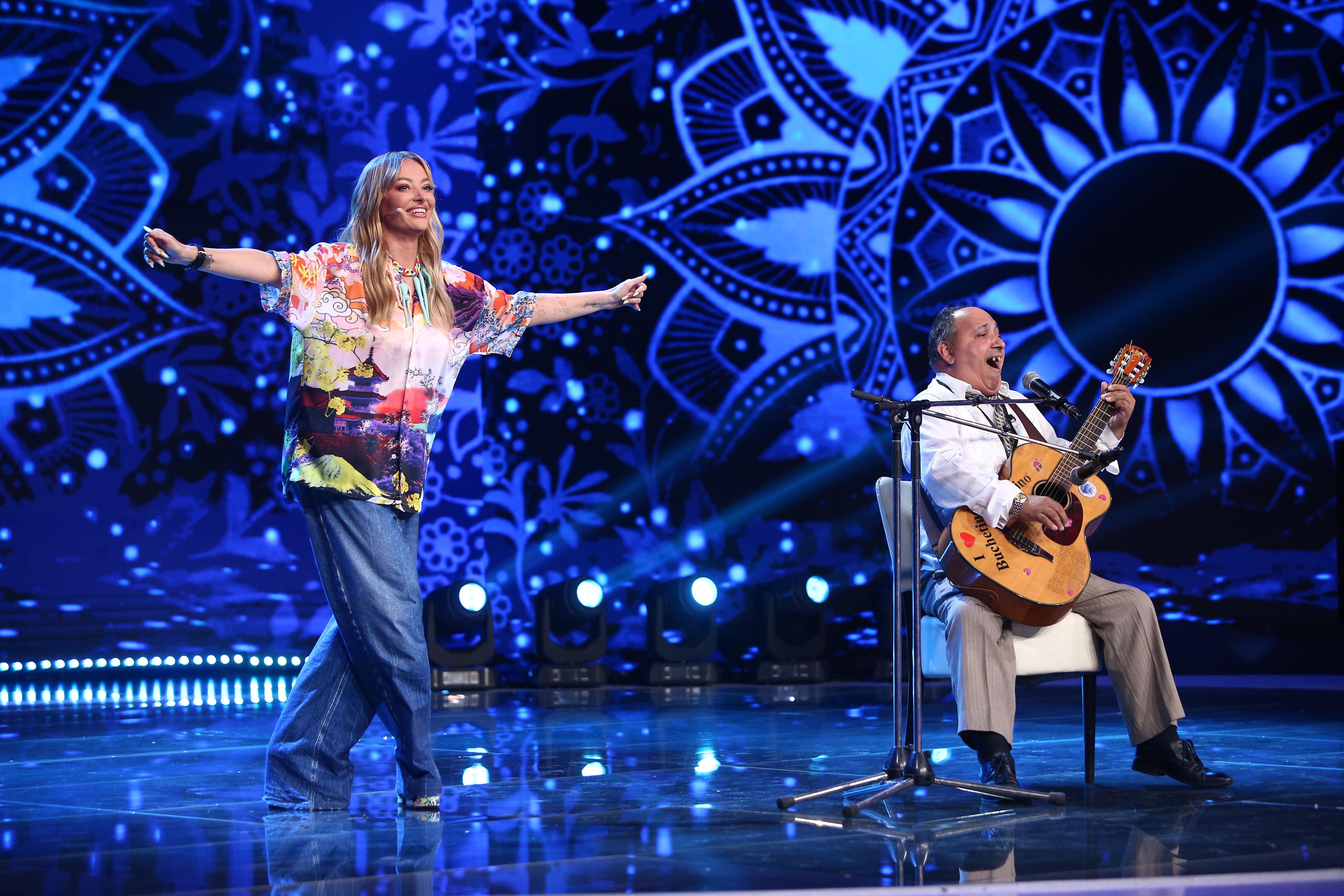 iUmor, 25 septembrie 2021. Gigel Frone a venit pe scenă cu chitara și i ...