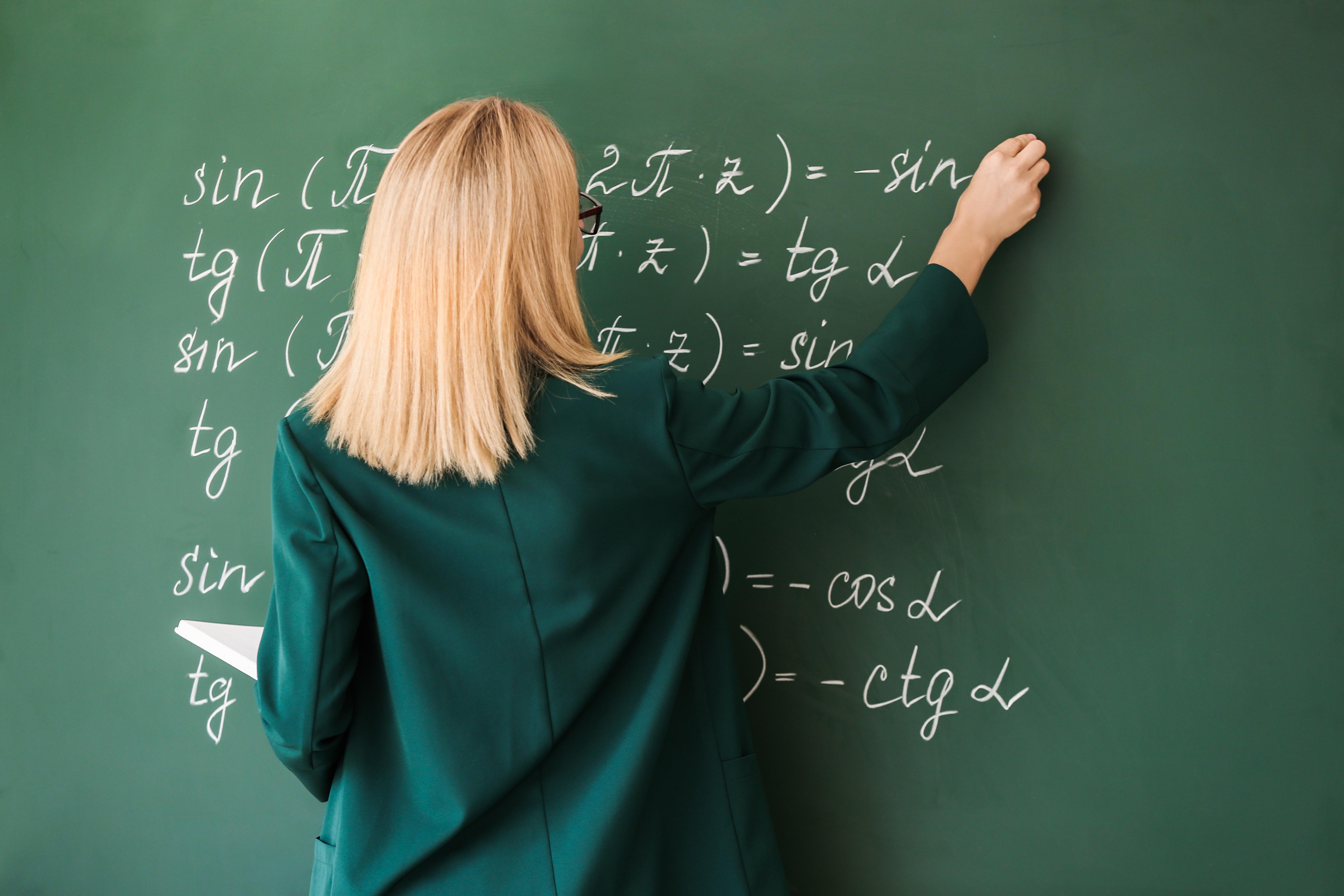 O profesoară a fost concediată după ce elevii i-au descoperit contul de ...