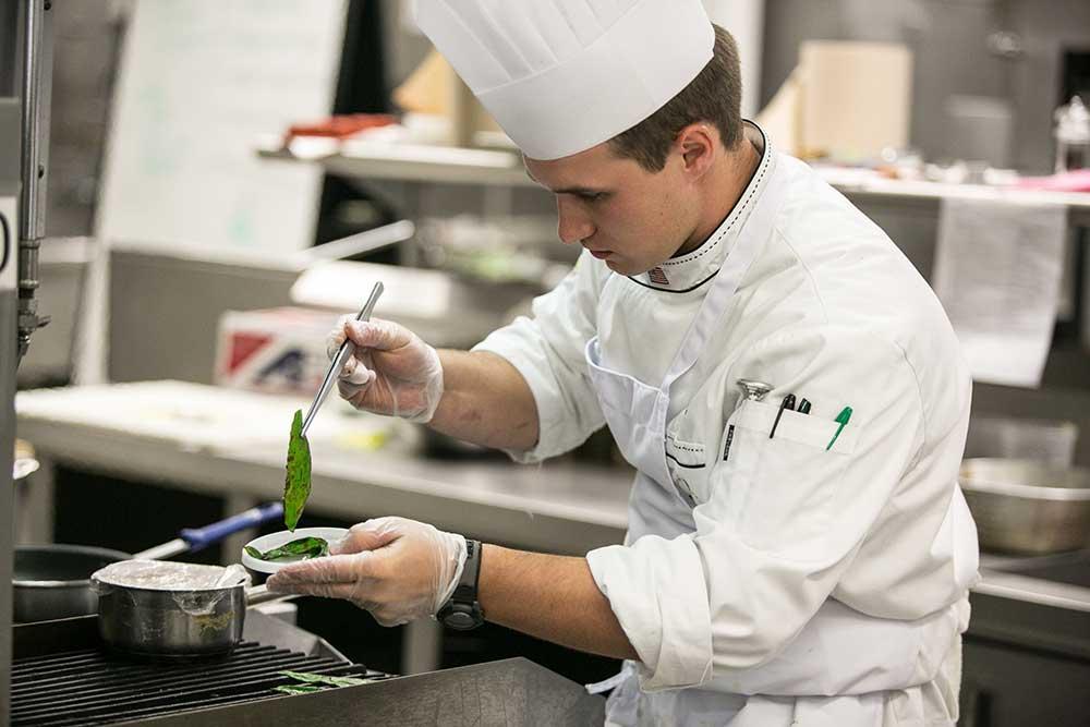 Chef de Partie sau Sous Chef - Ce înseamnă termenii folosiți în ...