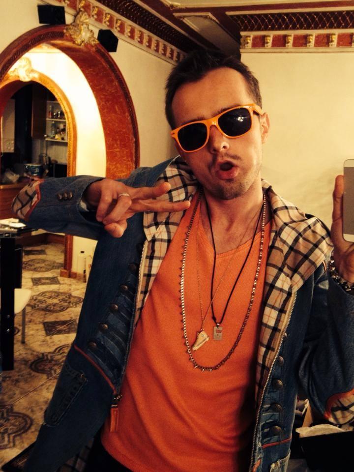 Se poartă bine? Mikey Hash, ţinută specială pentru un eveniment din ...